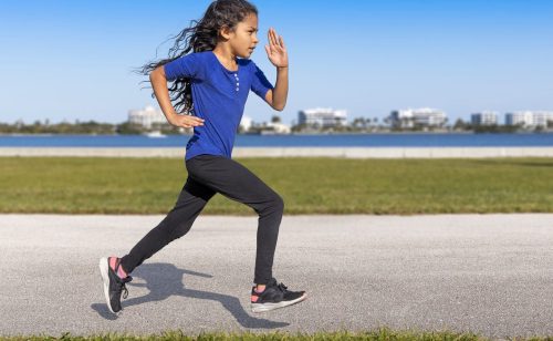 陸上競技 4×100mリレー 200m走 運動会 カーブの走り方 上半身と腕の振り方 | FMVスポーツ